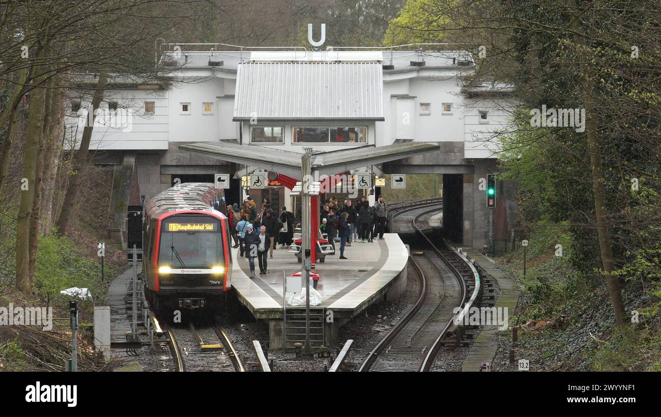 Eine U-Bahn der Linie U3 in Richtung Hauptbahnhof-Süd steht im U ...
