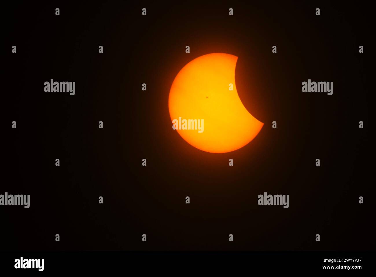 Mazatlan, Mexico. 08th Apr, 2024. The moon crosses in front of the sun ...
