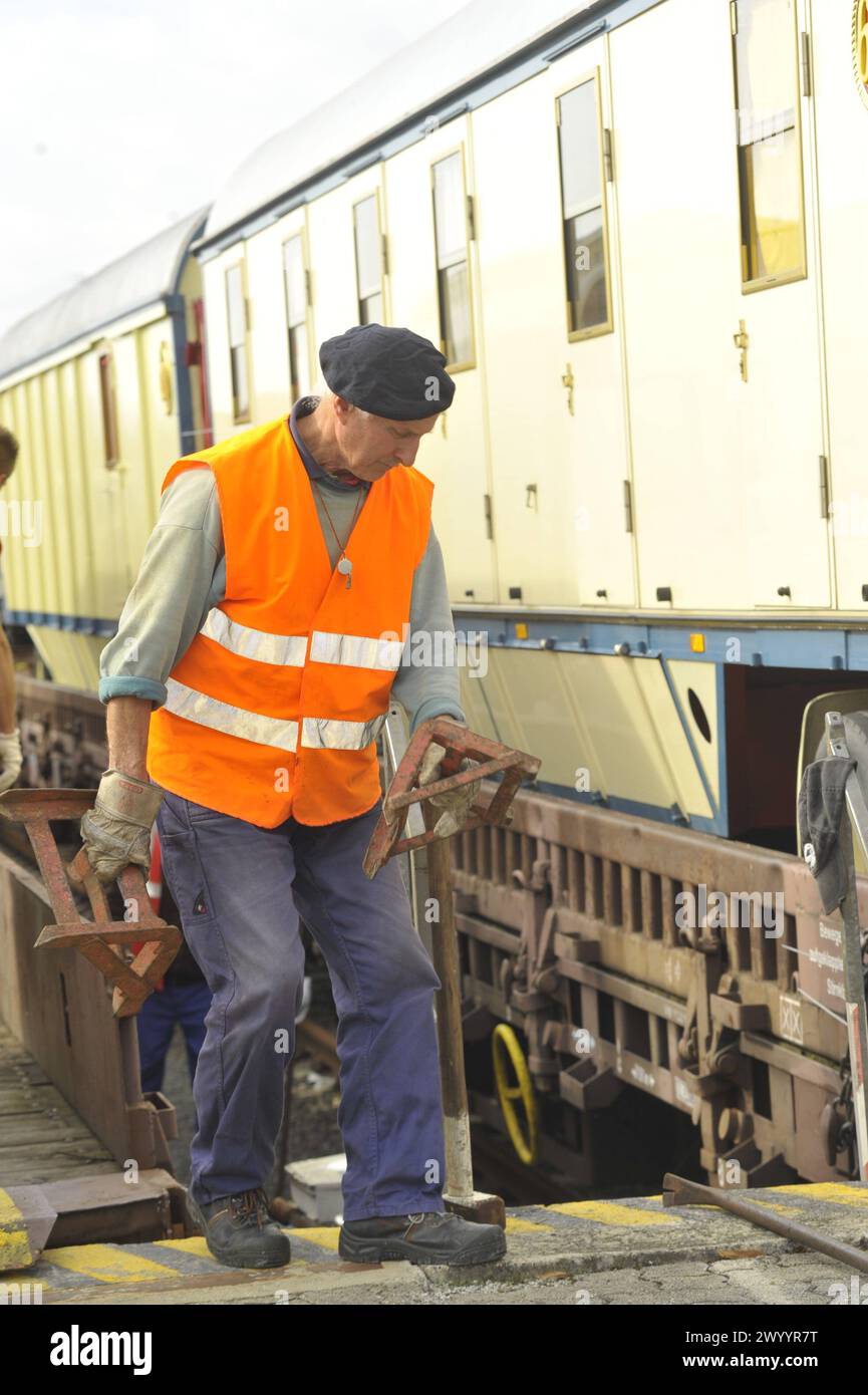 employee staff at the österreichischebundesbahn in train traffic ...