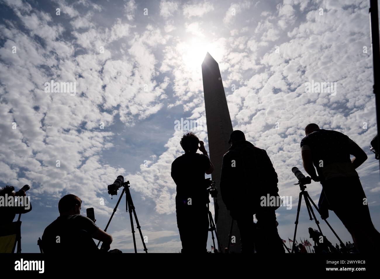 Washington, USA. 8th Apr, 2024. Photographers take photos of the solar ...