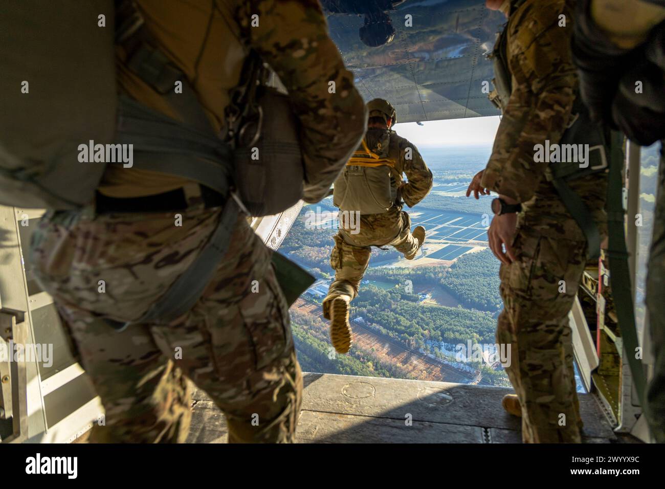 SUFFOLK, Va. - U.S. Navy explosive ordnance disposal (EOD) technicians ...