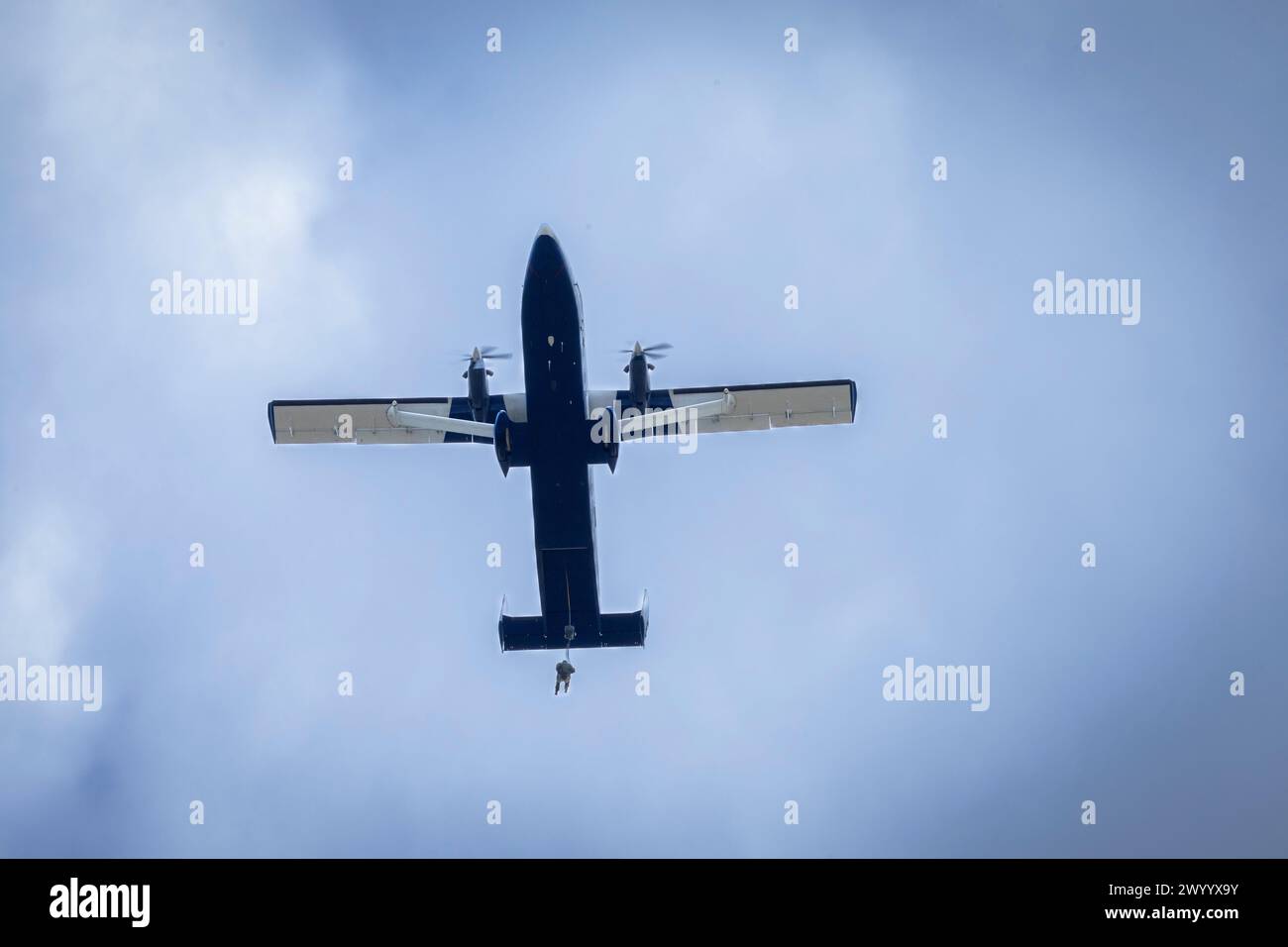 SUFFOLK, Va. - U.S. Navy explosive ordnance disposal (EOD) technicians ...