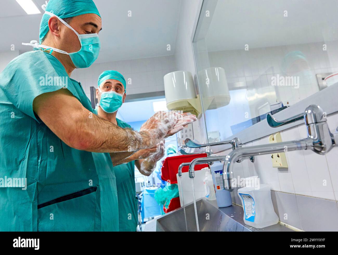 Operating room, Prostate cancer robotic surgery, Da Vinci surgical ...