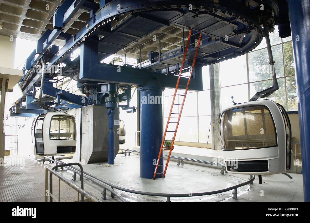 Cableway stations hi-res stock photography and images - Alamy