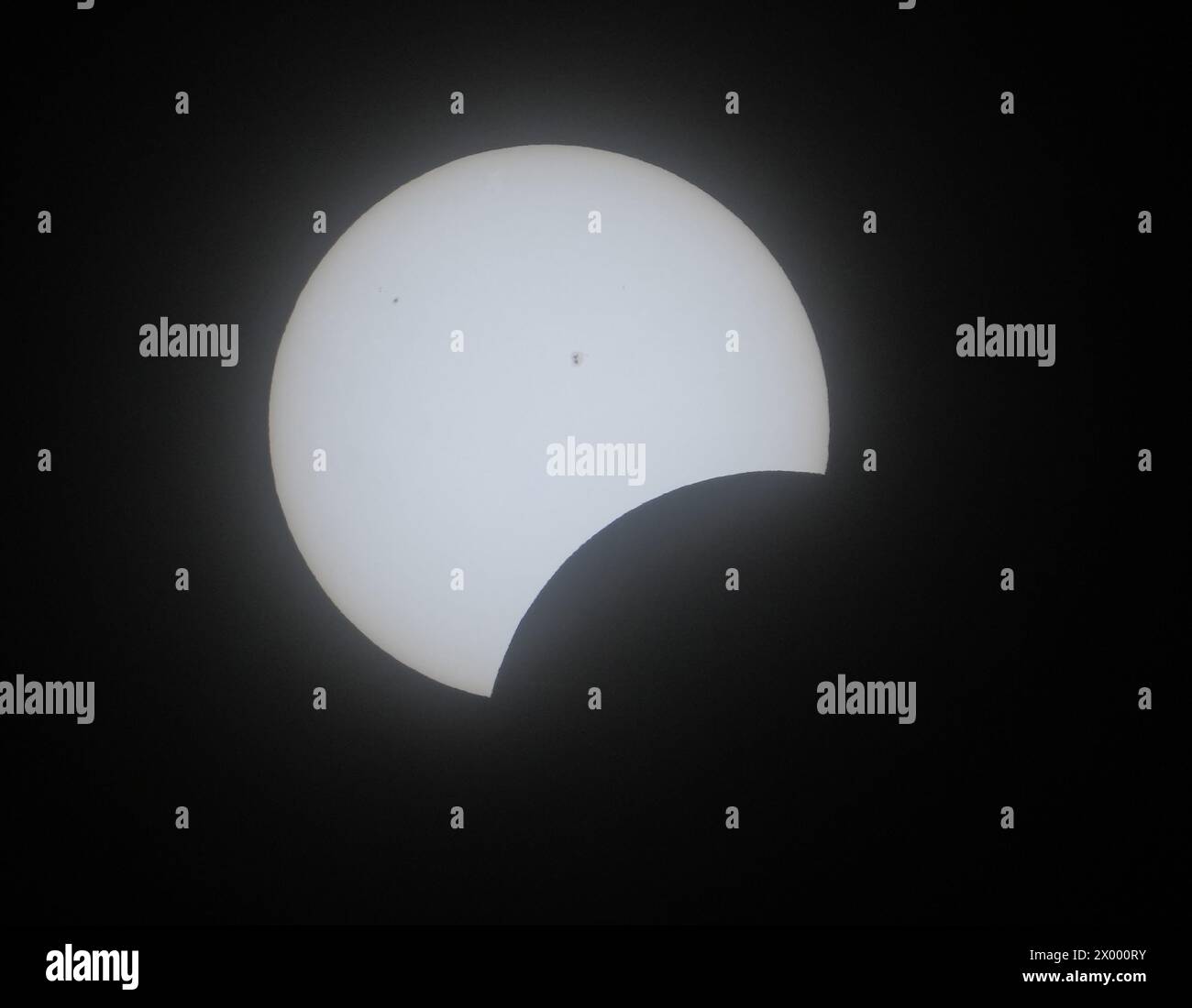 Chardon, United States. 08th Apr, 2024. The Moon starts to move across ...