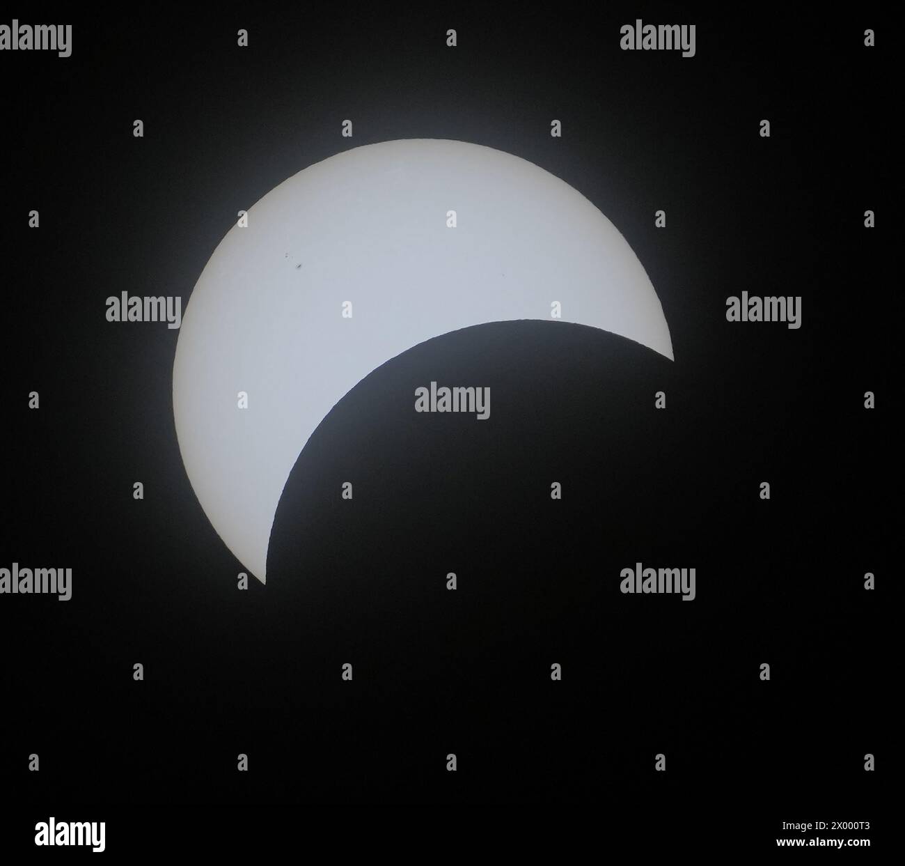 Chardon, United States. 08th Apr, 2024. The Moon starts to move across ...