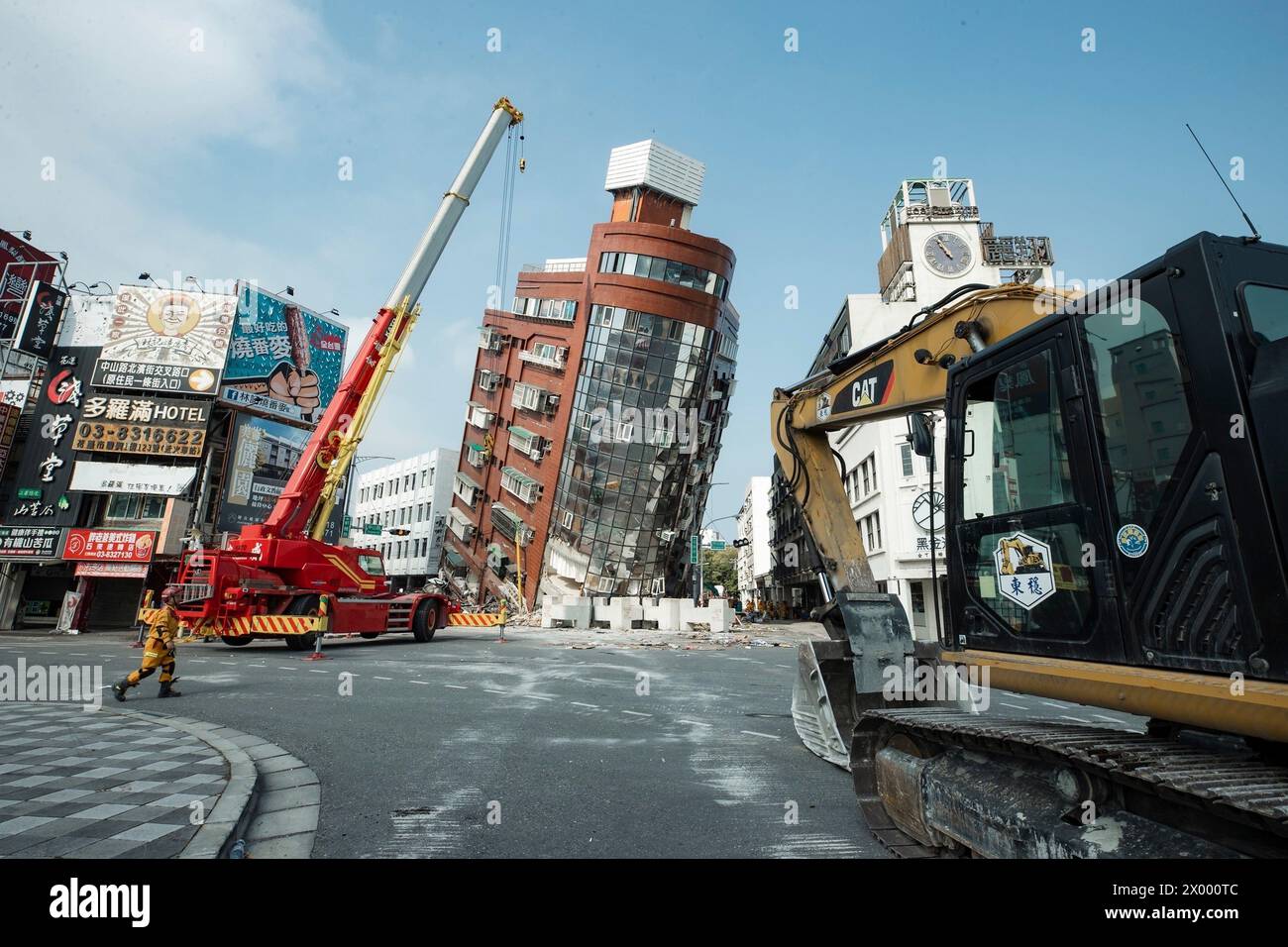 Hualien, Republic of China. 03 April, 2024. A crane stabilizes the ...