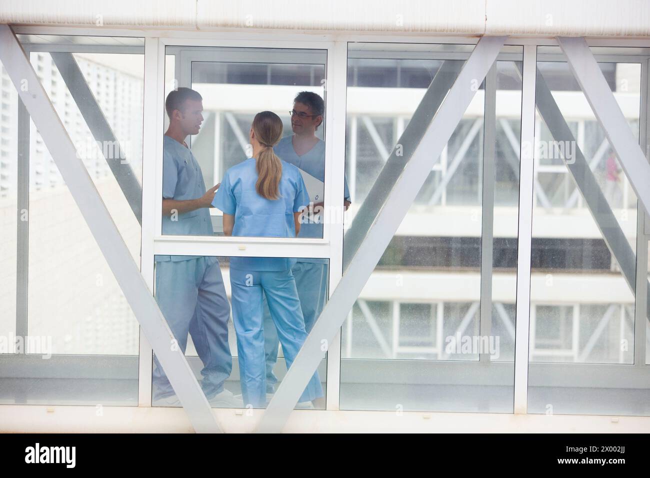 Doctor and nurses outside hospital hi-res stock photography and images ...