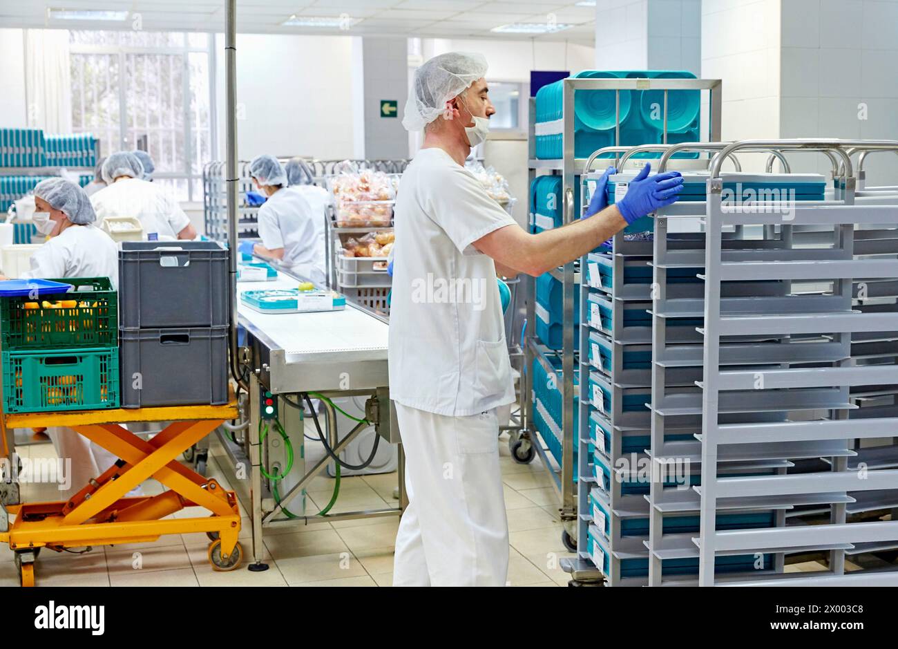 Food serving line, Hospital meal preparation, Kitchen, Hospital ...