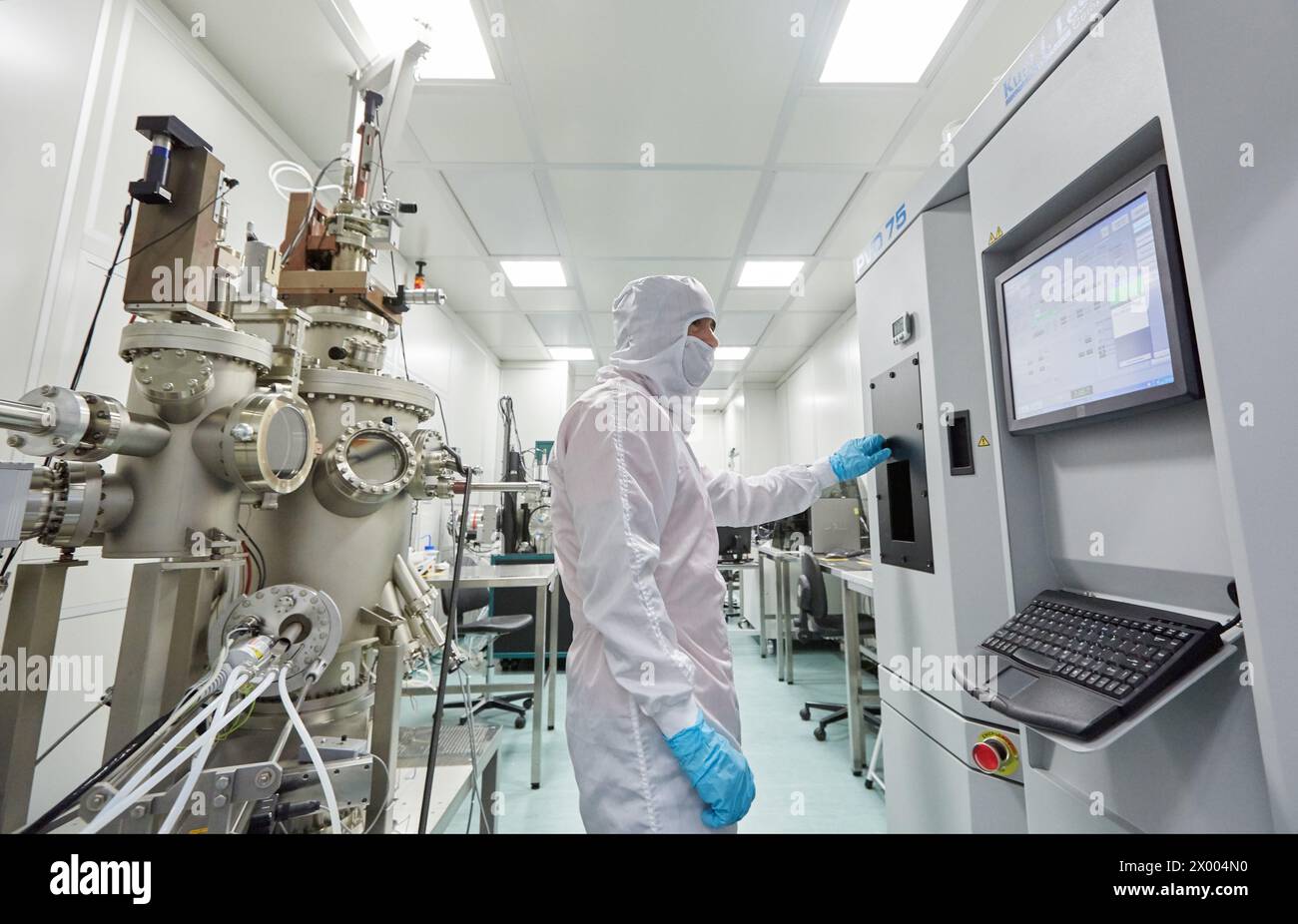 Kurt Lesker eBeam/thermal deposition system and Createc UHV deposition system. Cleanroom ...