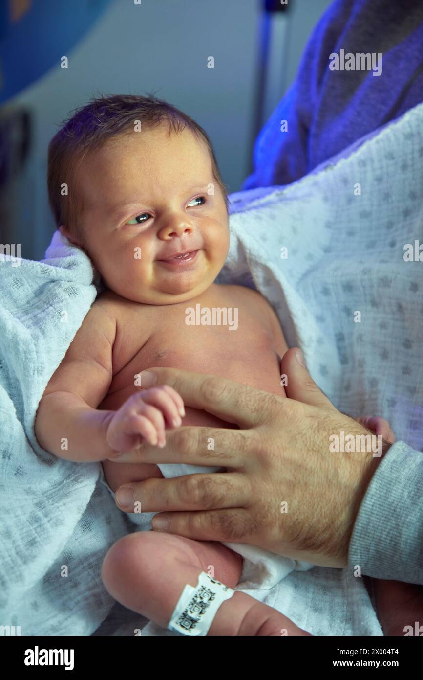 Hospitalized baby, Neonatal pediatrics, Medical care, Neonate Intensive ...