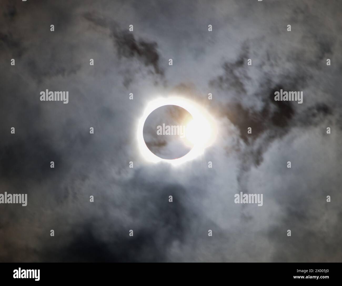 diamond ring around sun during total solar eclipse in texas 2024 with cloudy sky Stock Photo - Alamy