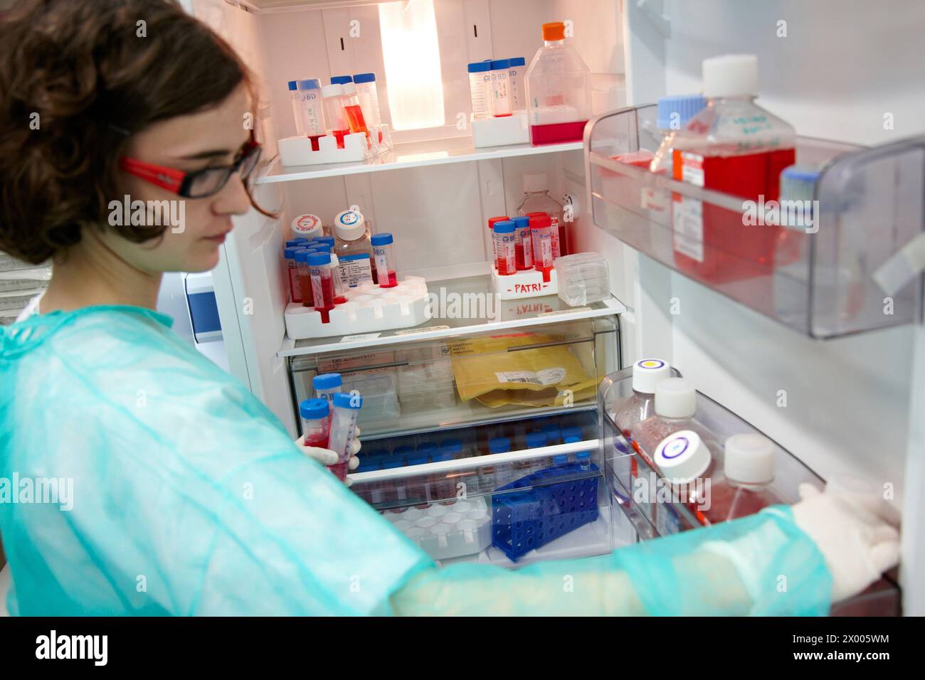 Cell culture media in fridge hi-res stock photography and images - Alamy