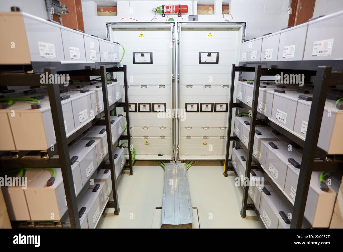 Batteries for uninterrupted electricity hi-res stock photography and ...