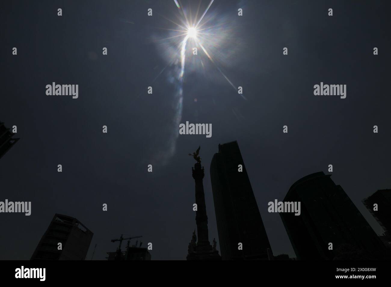 The sun is seen through Angel de la Independencia Monument during the ...