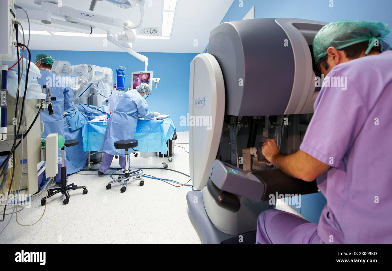 Operating room, prostate cancer robotic surgery, Da Vinci surgical ...