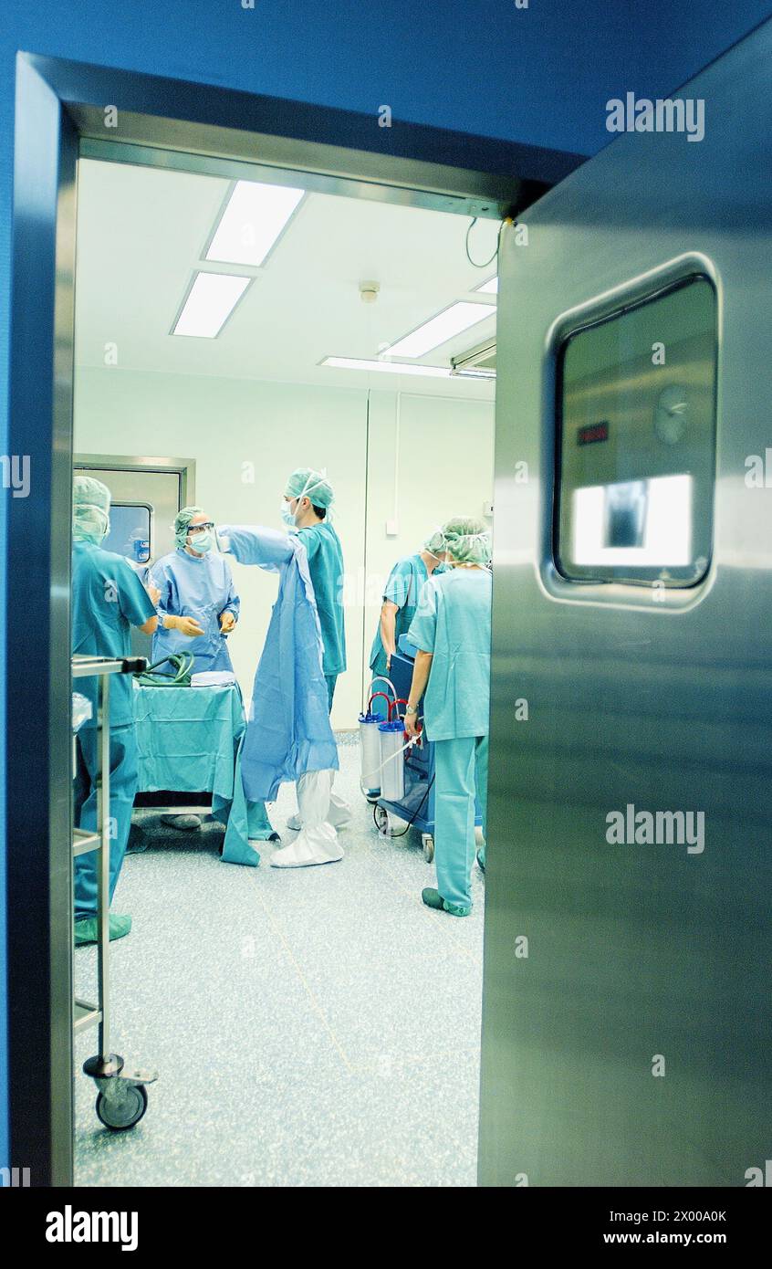 Open surgery hospital doors hi-res stock photography and images - Alamy