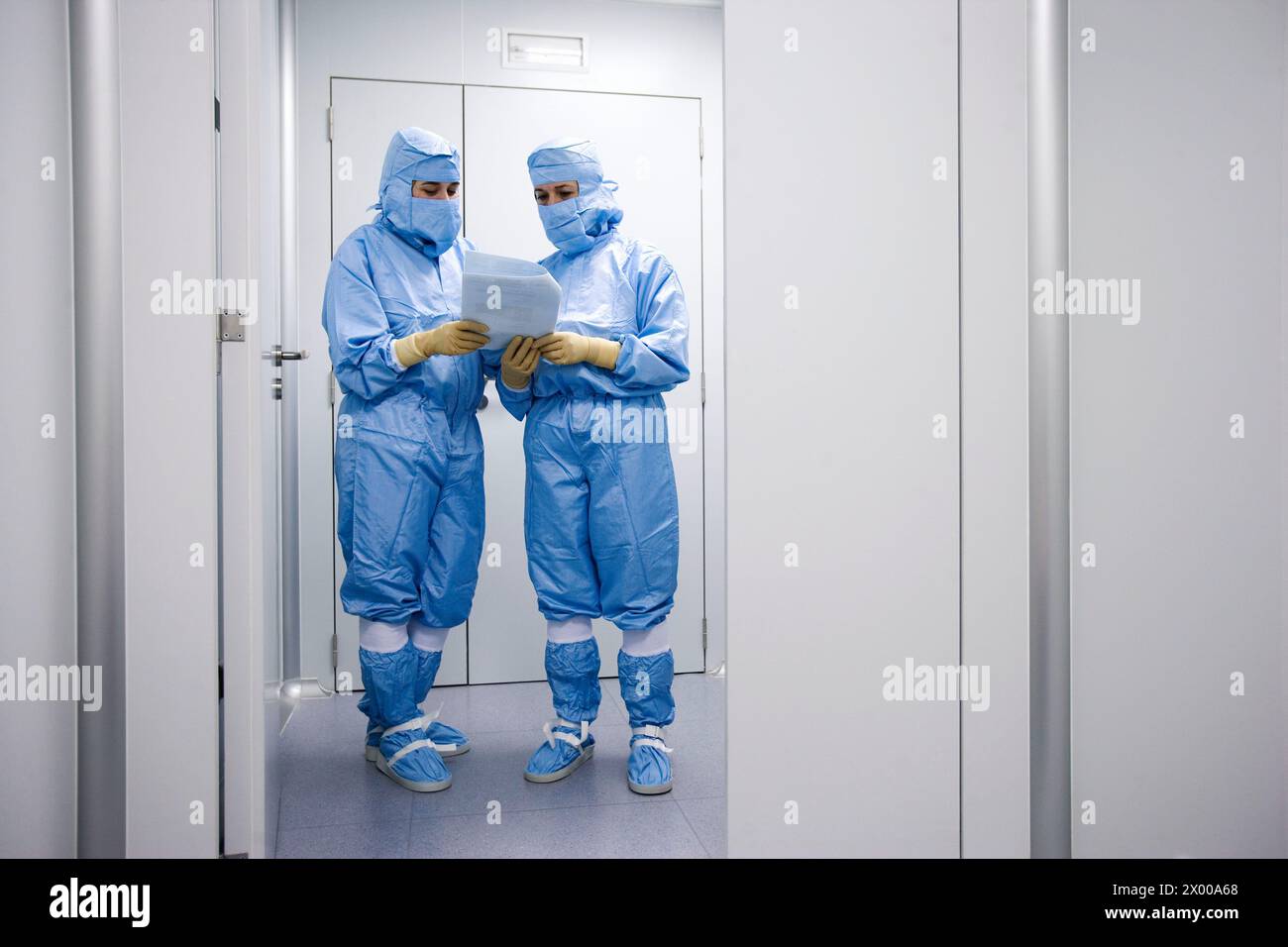 Clean room, biopharmaceutical lab, development and production of ...