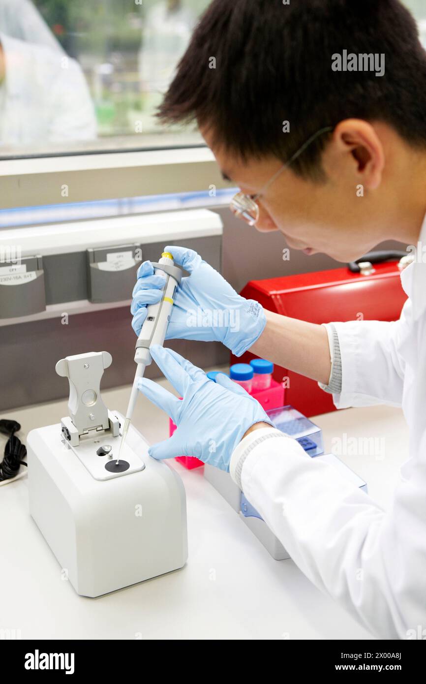 Uv vis spectrophotometer hi-res stock photography and images - Alamy