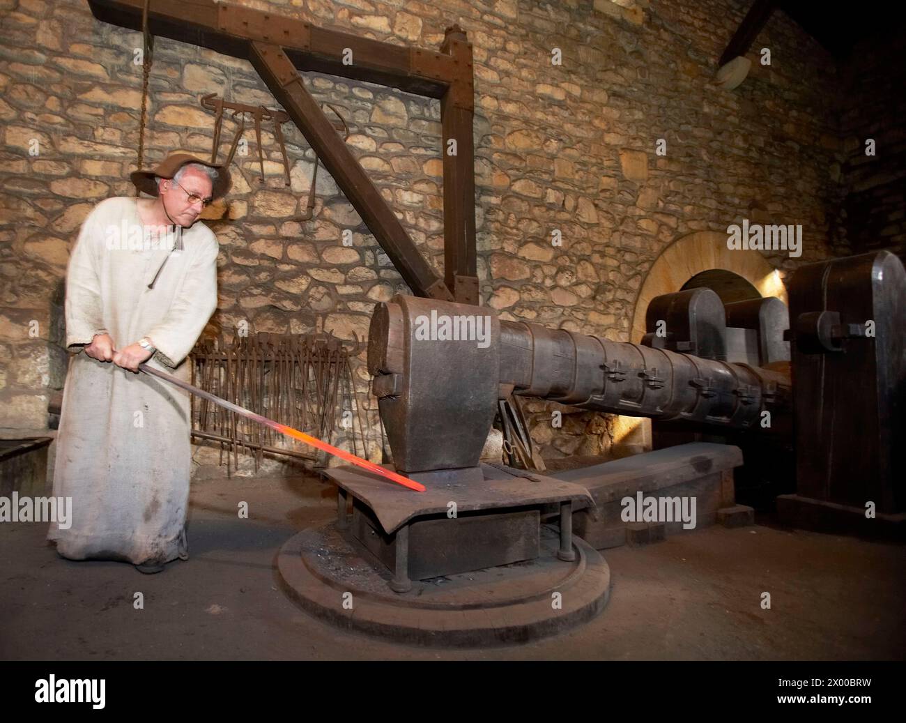 Ferrón forjando barra de hierro, Ferreria de Mirandaola, Reconstrucción ...