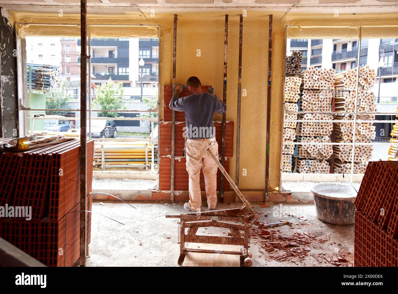 Building wall man brick rear hi-res stock photography and images - Alamy