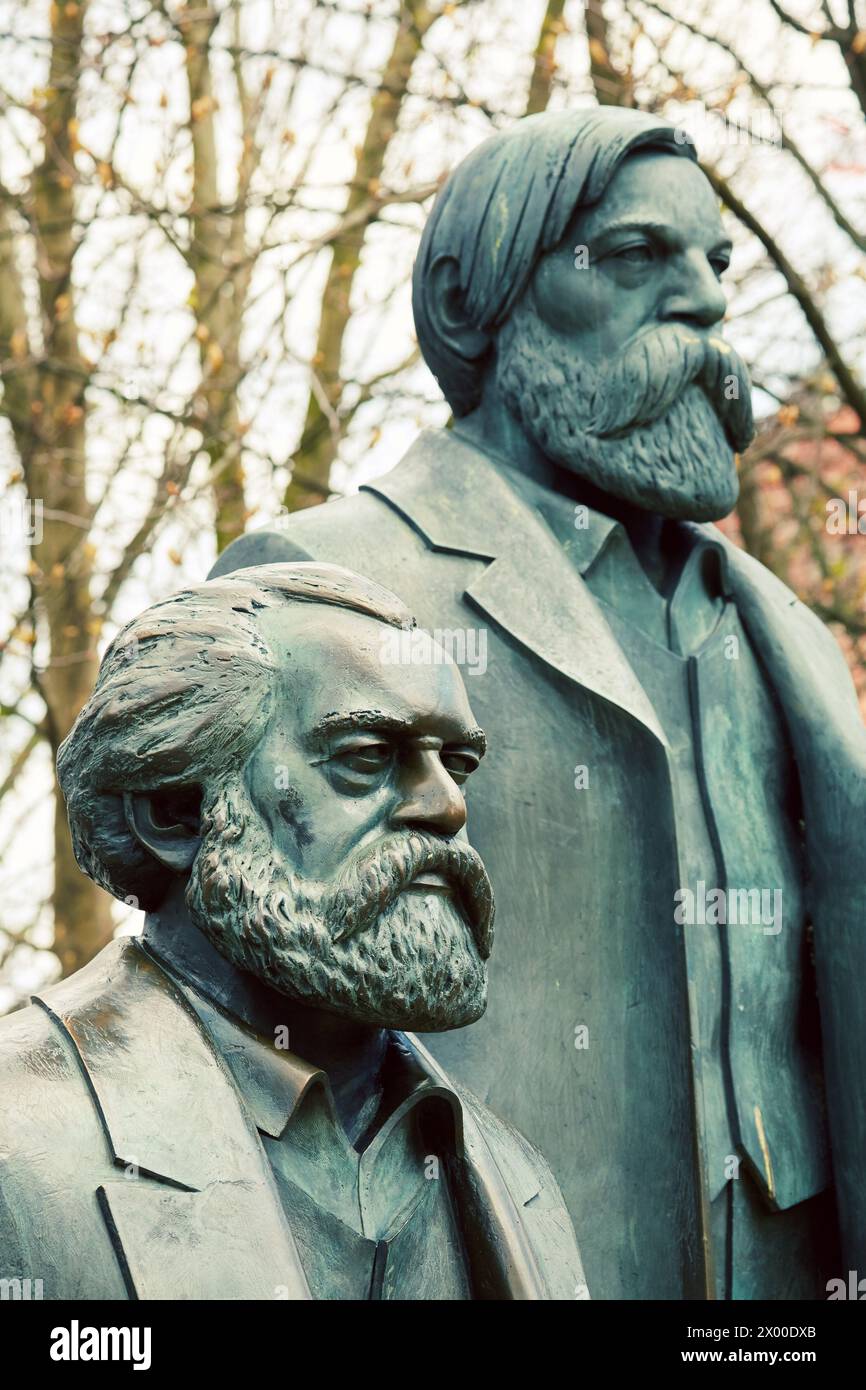 Marx and Engels sculpture, Alexanderplatz, Berlin, Germany Stock Photo - Alamy