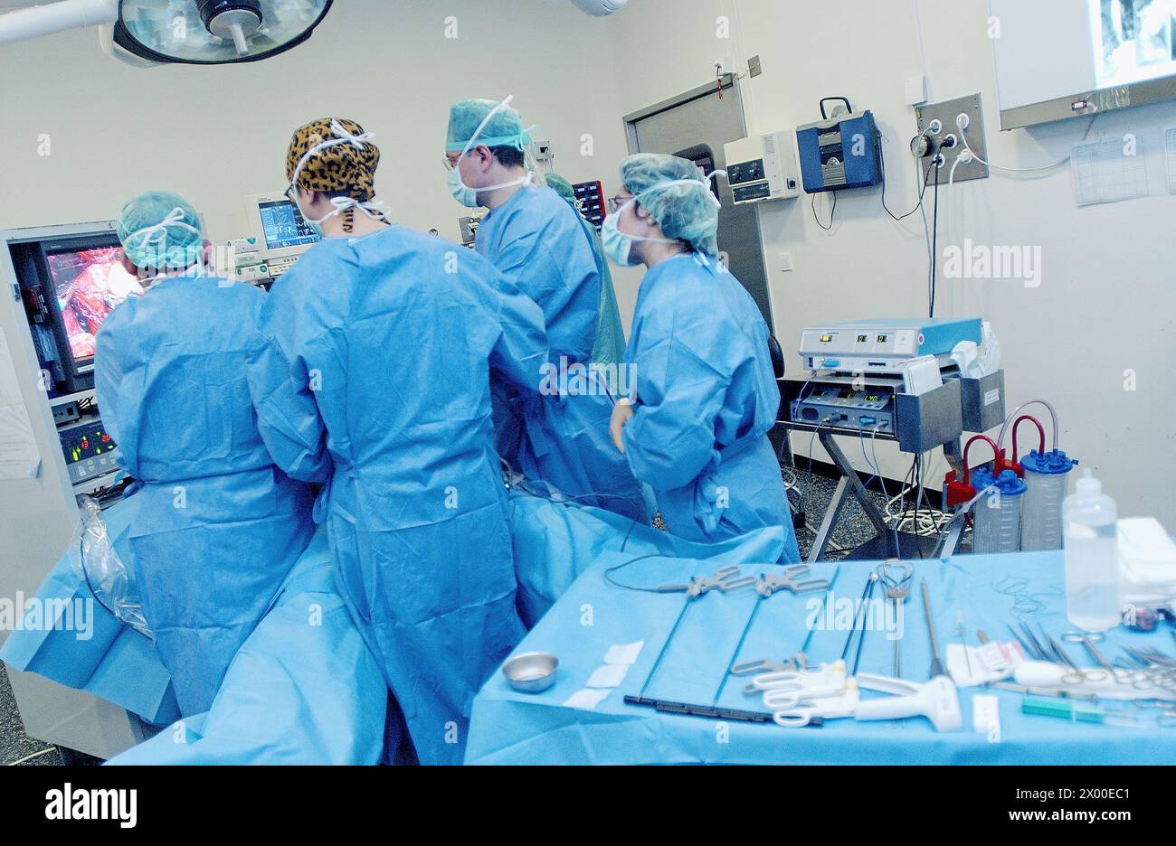 Surgeons at laparoscopy operating room of hospital Stock Photo - Alamy