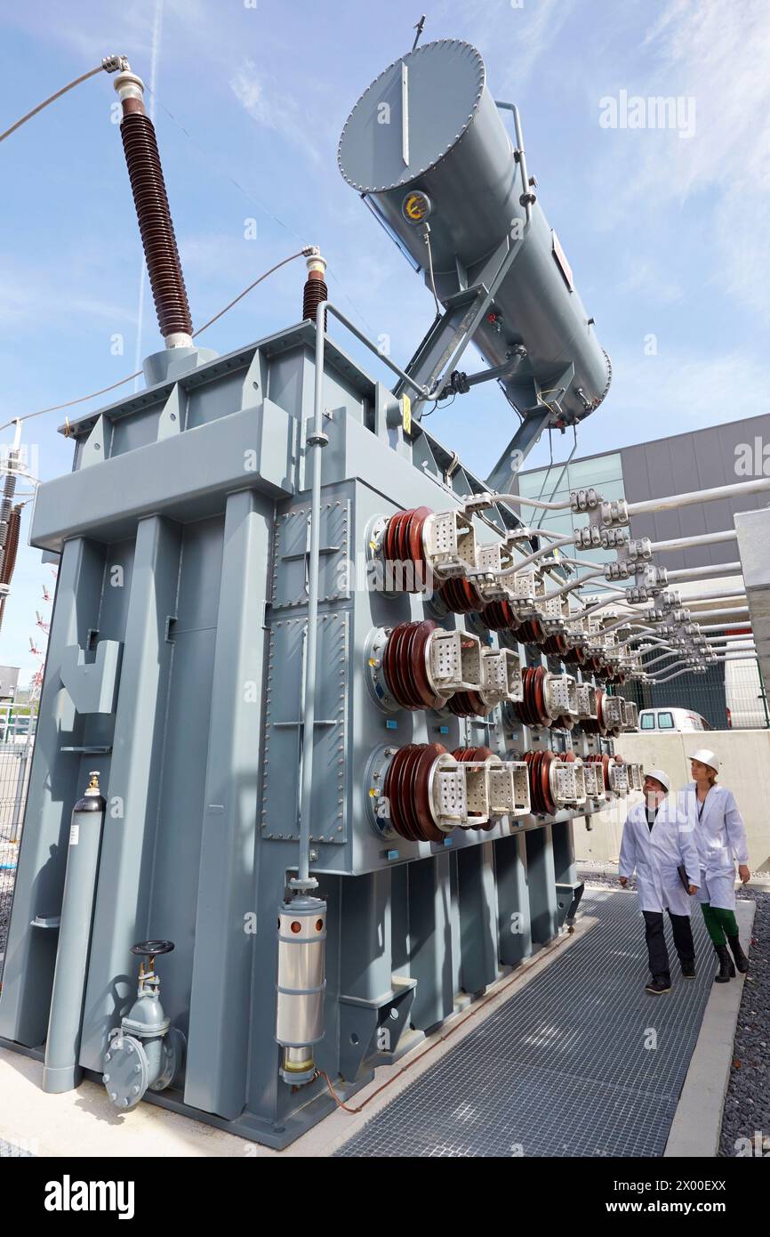 Two male female technicians stand hi-res stock photography and images - Alamy