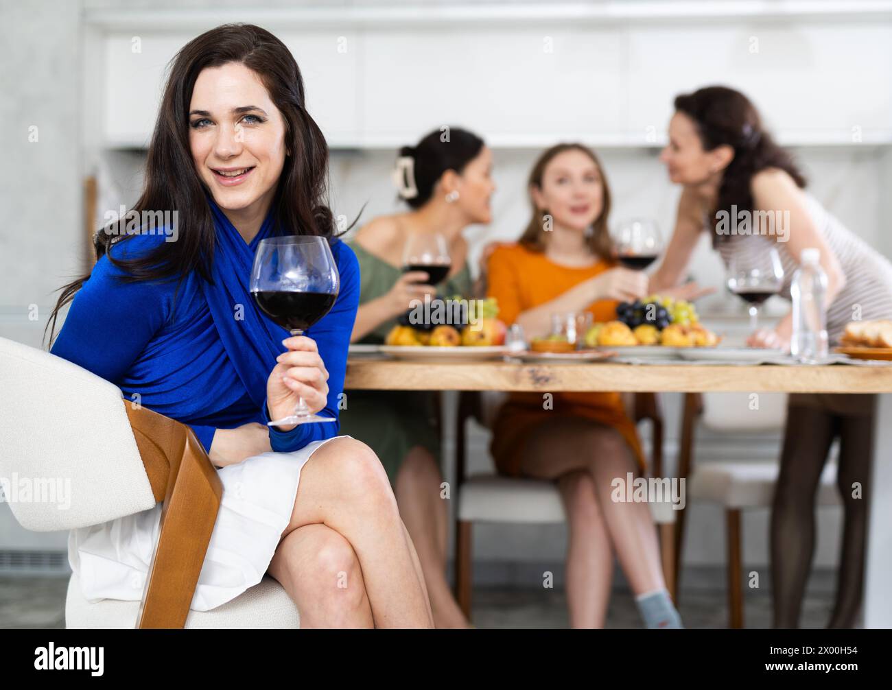 Adult gathering of fun and laughter hi-res stock photography and images ...