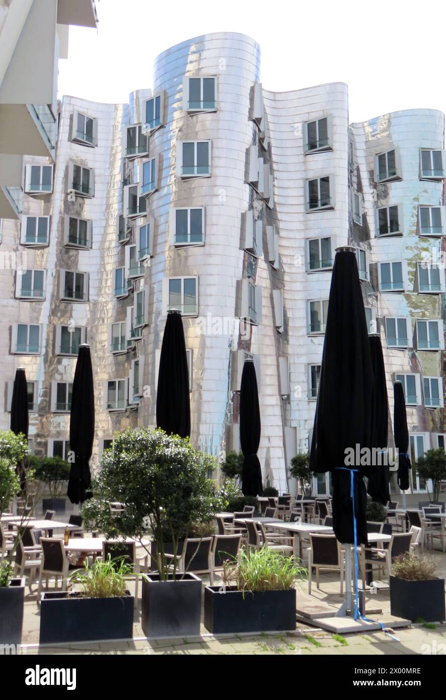 Blick auf die Gehry Bauten mit Restaiurant Duesseldorf Medienhafen ...