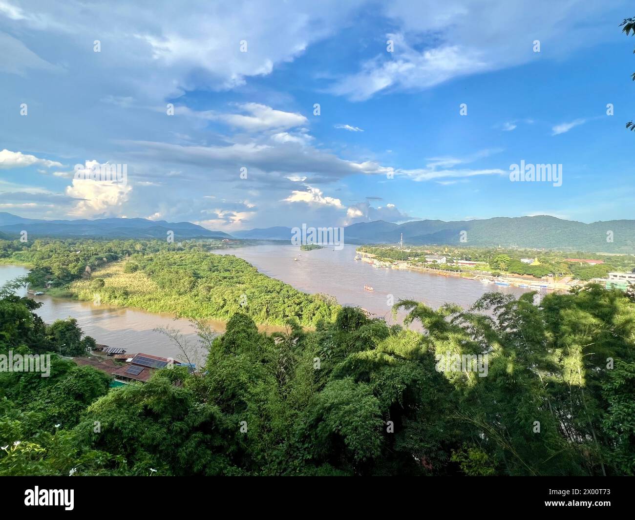 Chiang Saen, Thailand. 04th Nov, 2023. The Mekong River at the Golden ...