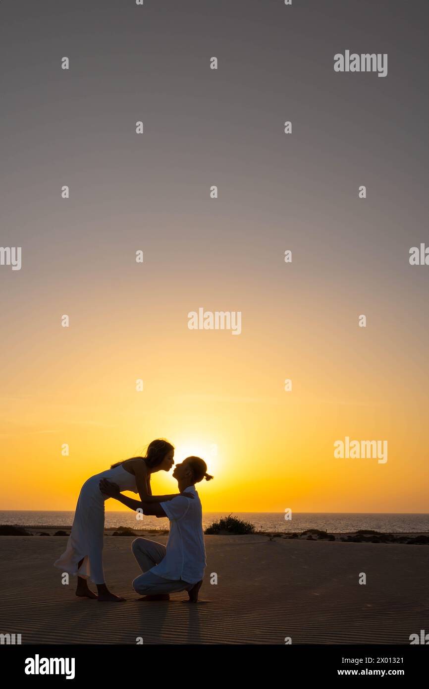 Lean forward hi-res stock photography and images - Alamy