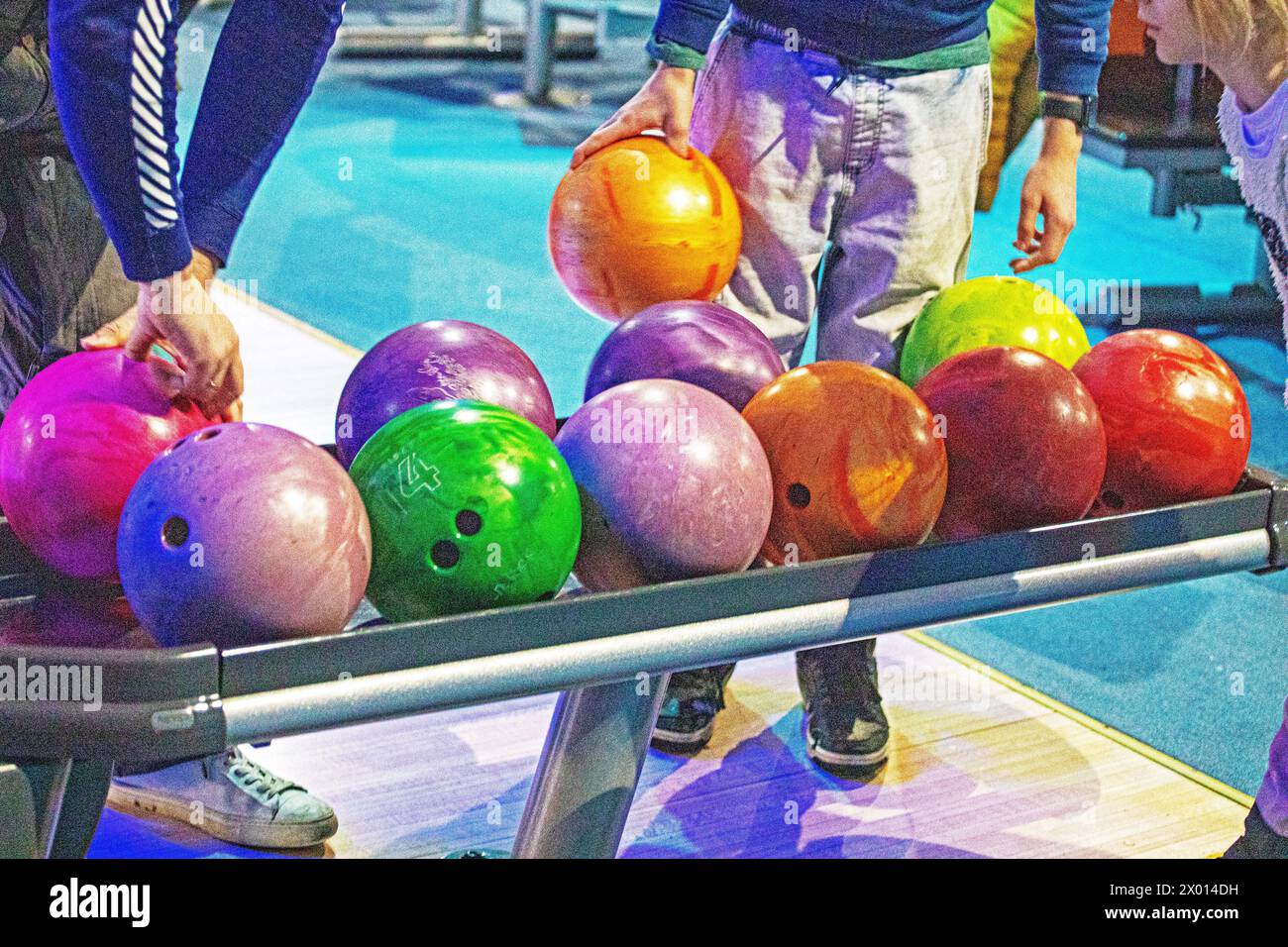 choose multi-colored balls according to their heaviness for the game of ...