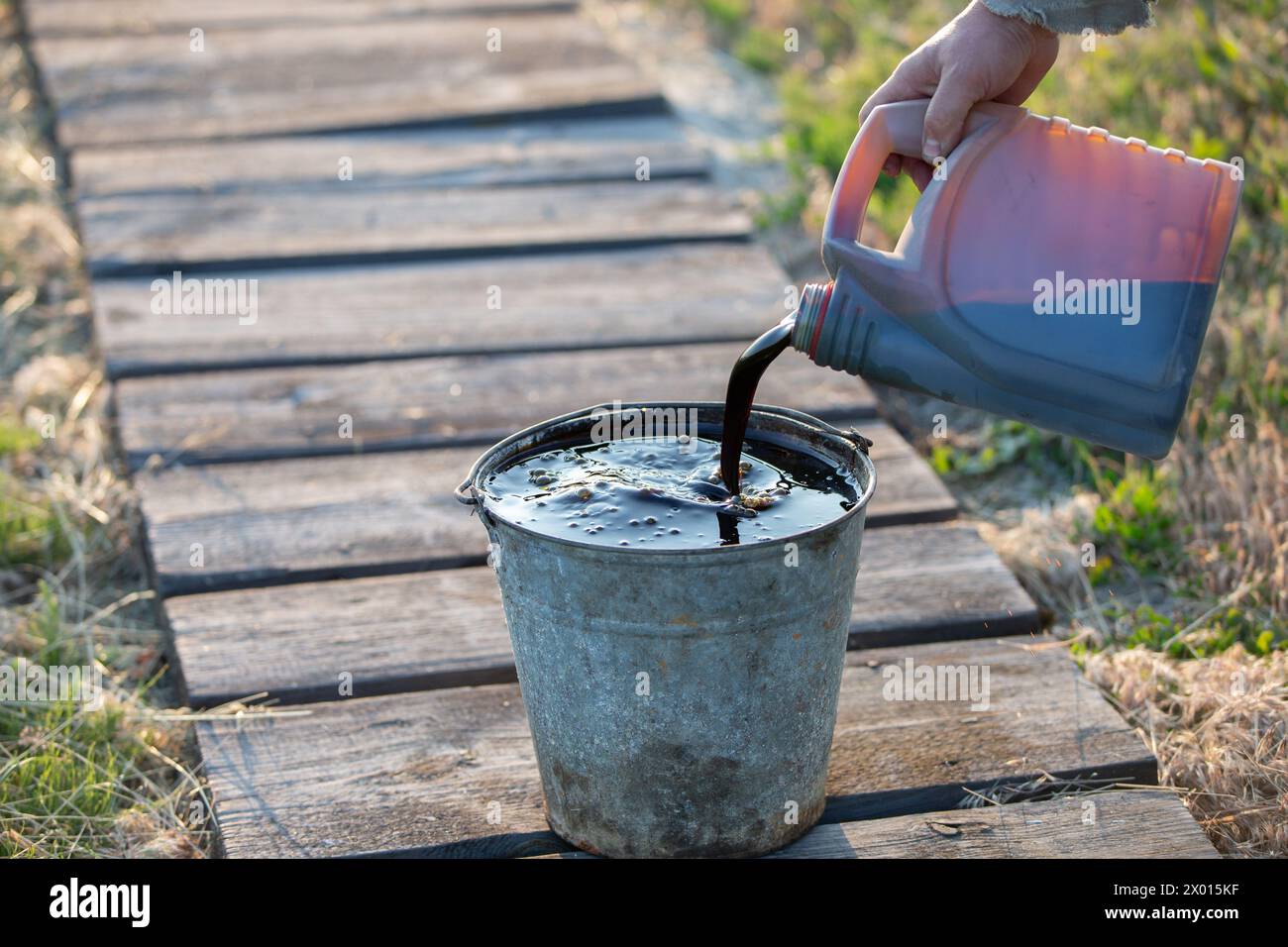 Oil drip tray hi-res stock photography and images - Alamy