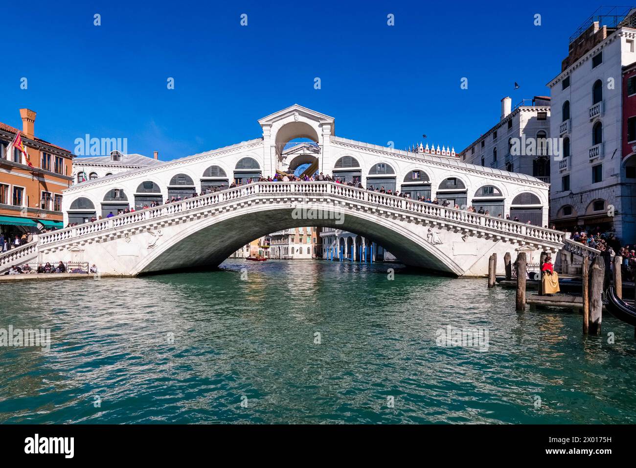 Ponte di Rialto bridge, the oldest of the four bridges of Venice ...