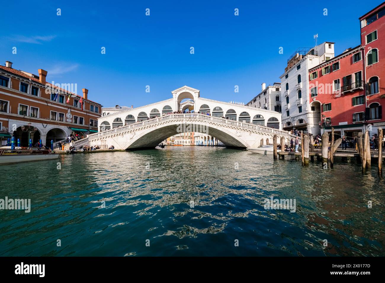 Ponte di Rialto bridge, the oldest of the four bridges of Venice ...