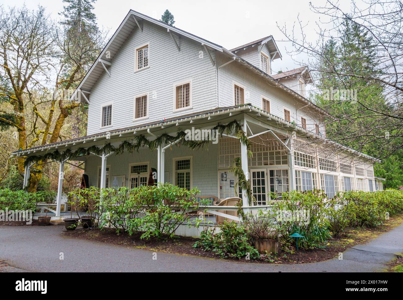 The Lake Crescent Lodge at Lake Crescent in Olympic National Park ...