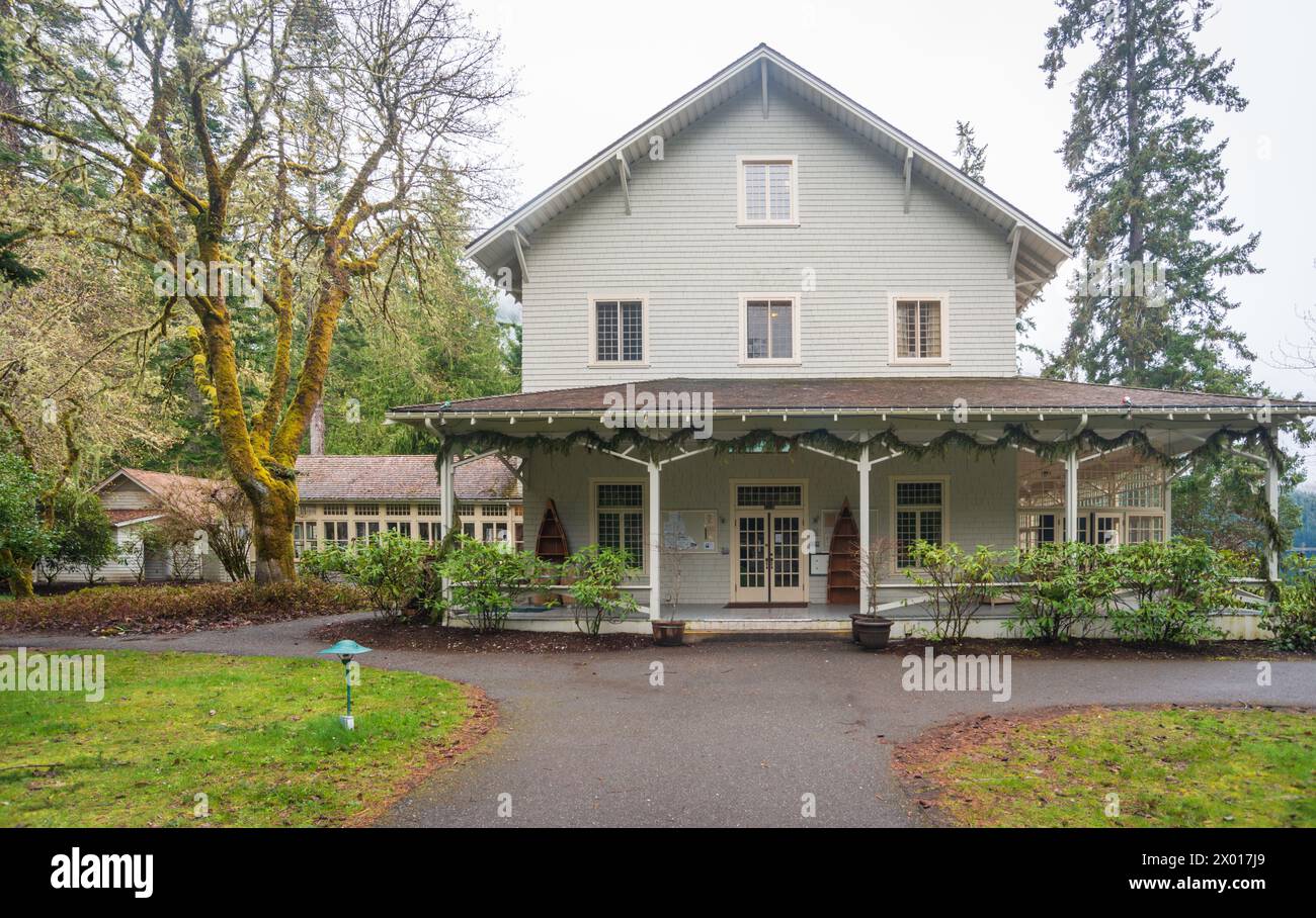 The Lake Crescent Lodge at Lake Crescent in Olympic National Park ...