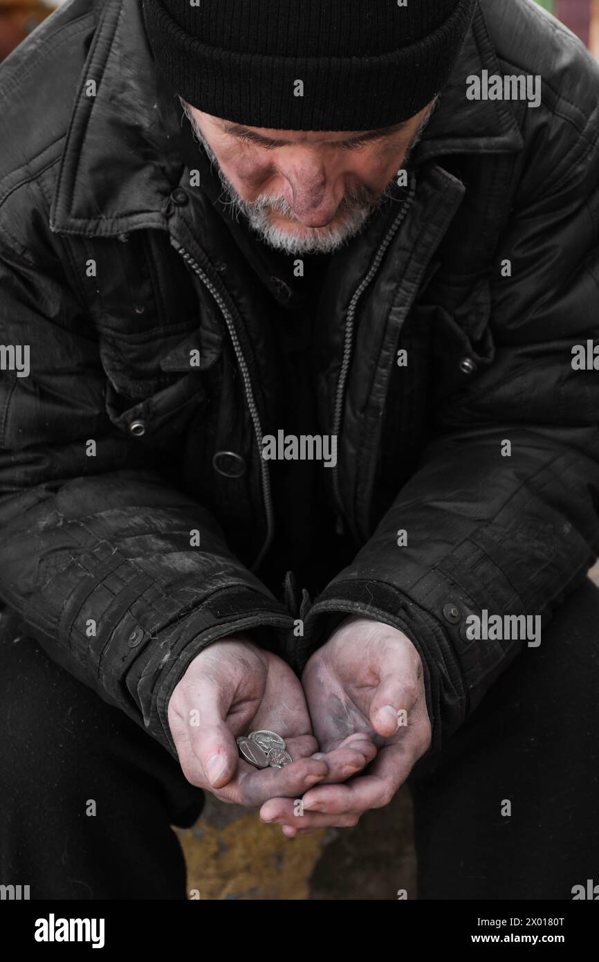Homeless man counting money hi-res stock photography and images - Alamy