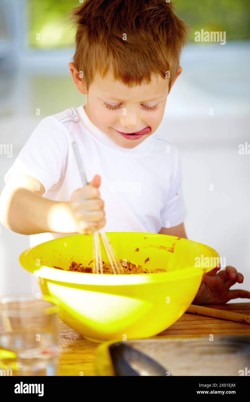 Child playing with mixing bowl hi-res stock photography and images - Alamy
