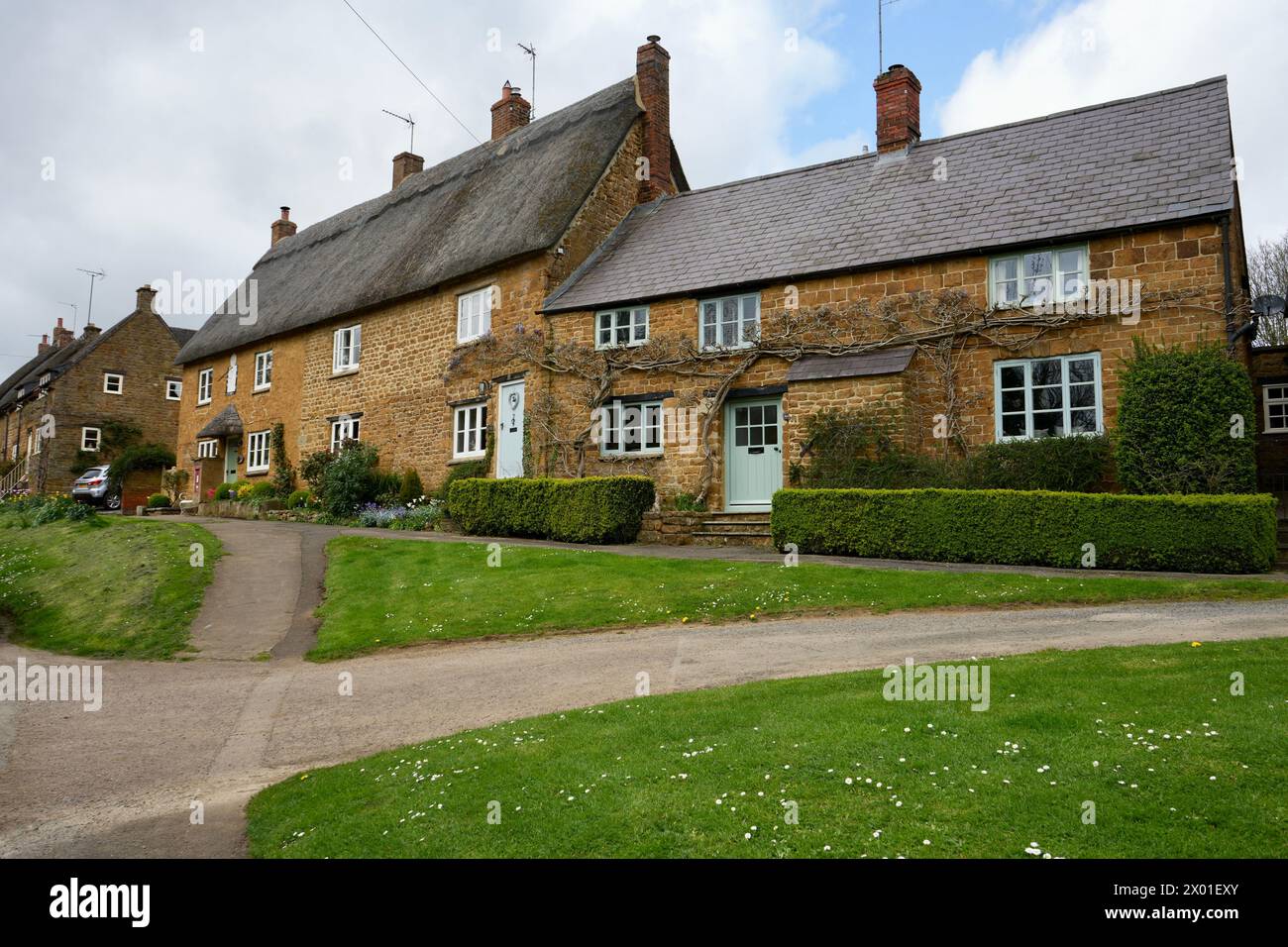 Traditional thatched cottages hi-res stock photography and images - Alamy