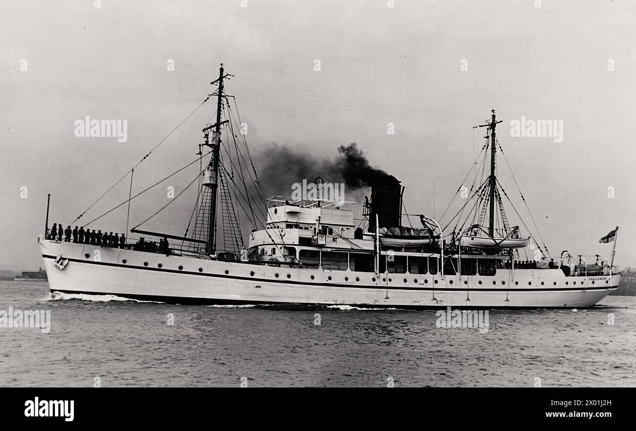HMS Challenger - Vintage warship photography - Unknow photographer ...