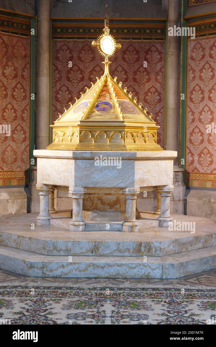 Octagonal baptismal font hi-res stock photography and images - Alamy
