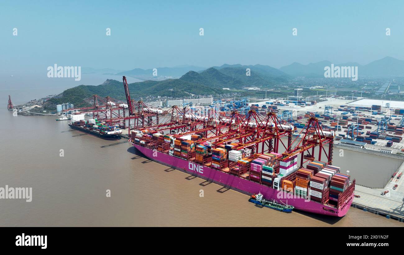 Dapukou container terminal hi-res stock photography and images - Alamy