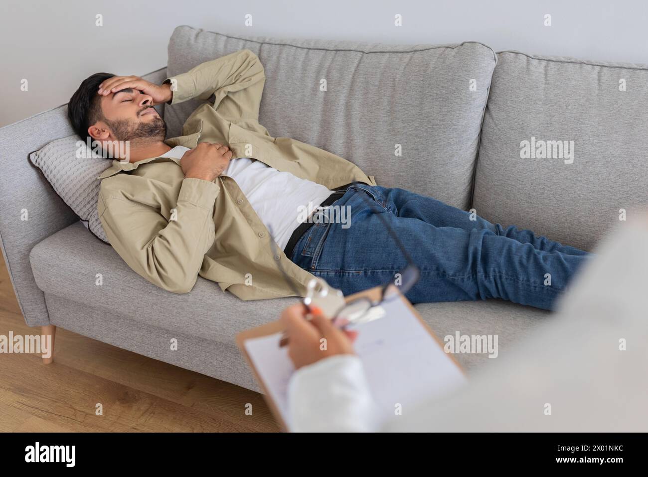 Man lying on a therapist couch hi-res stock photography and images - Alamy