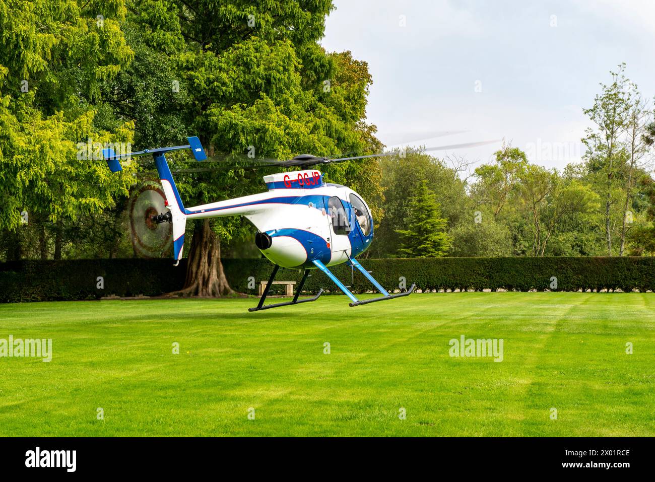 Helicopter landing country house hi-res stock photography and images ...