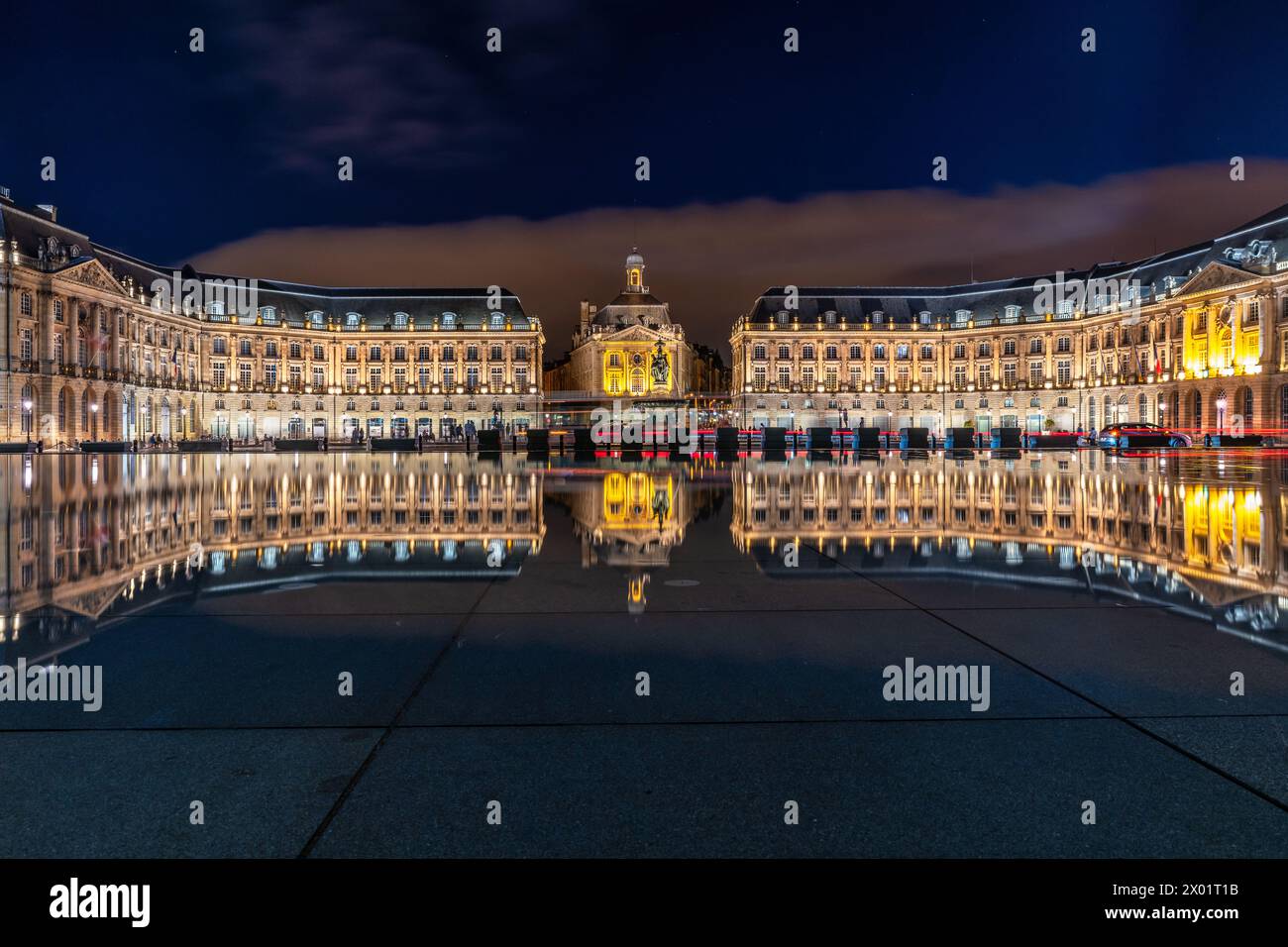 Discover Bordeaux's mesmerizing night charm in this long-exposure photo ...