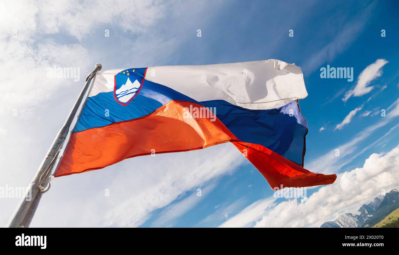 Fahnen, die Nationalfahne von Slowenien flattert im Wind Stock Photo ...