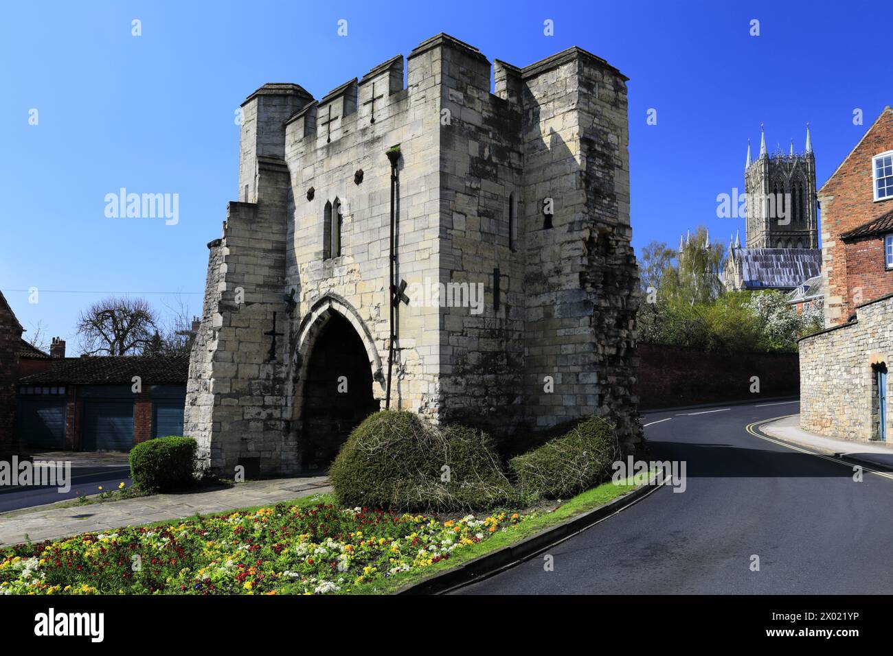 View of the Pottergate arch, Lincoln City, Lincolnshire, England, UK ...