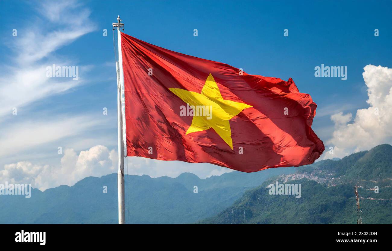 Fahnen, die Nationalfahne von Vietnam flattert im Wind Stock Photo - Alamy